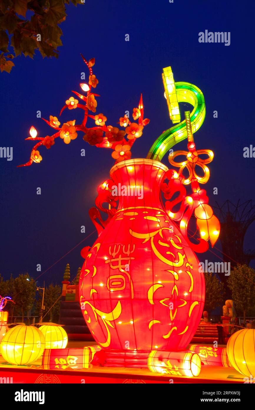 Traditional chinese style lanterns hi-res stock photography and images ...