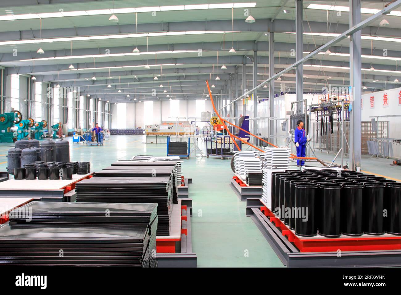 Busy factory floor china hi-res stock photography and images - Alamy
