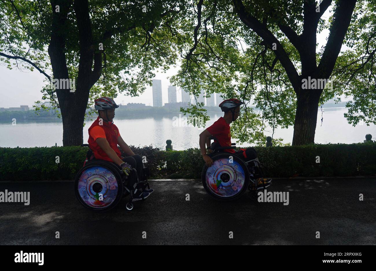 Wheelchair marathon racers hi-res stock photography and images - Alamy