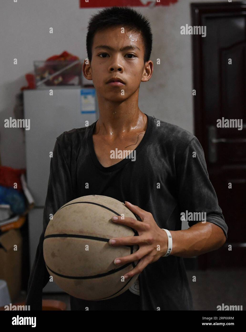 200605 -- YUNFU, June 5, 2020 -- Zhang Jiacheng practices basketball at ...