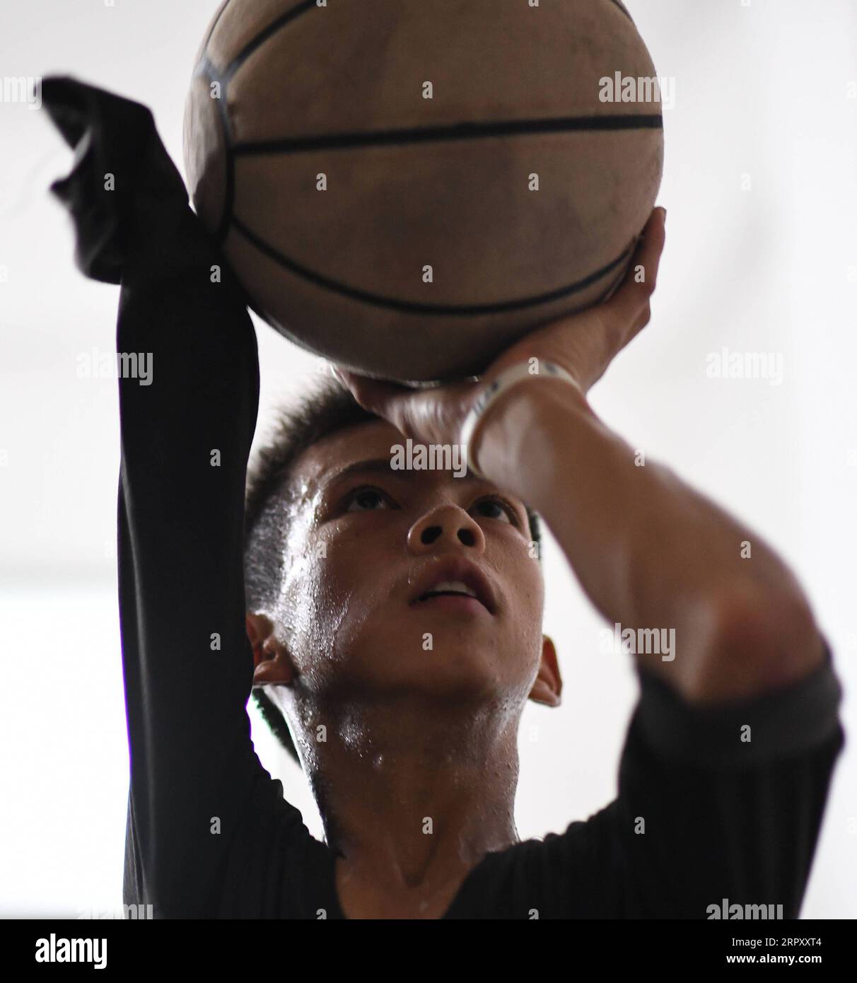 Chinese 13 year old boy hi-res stock photography and images - Alamy