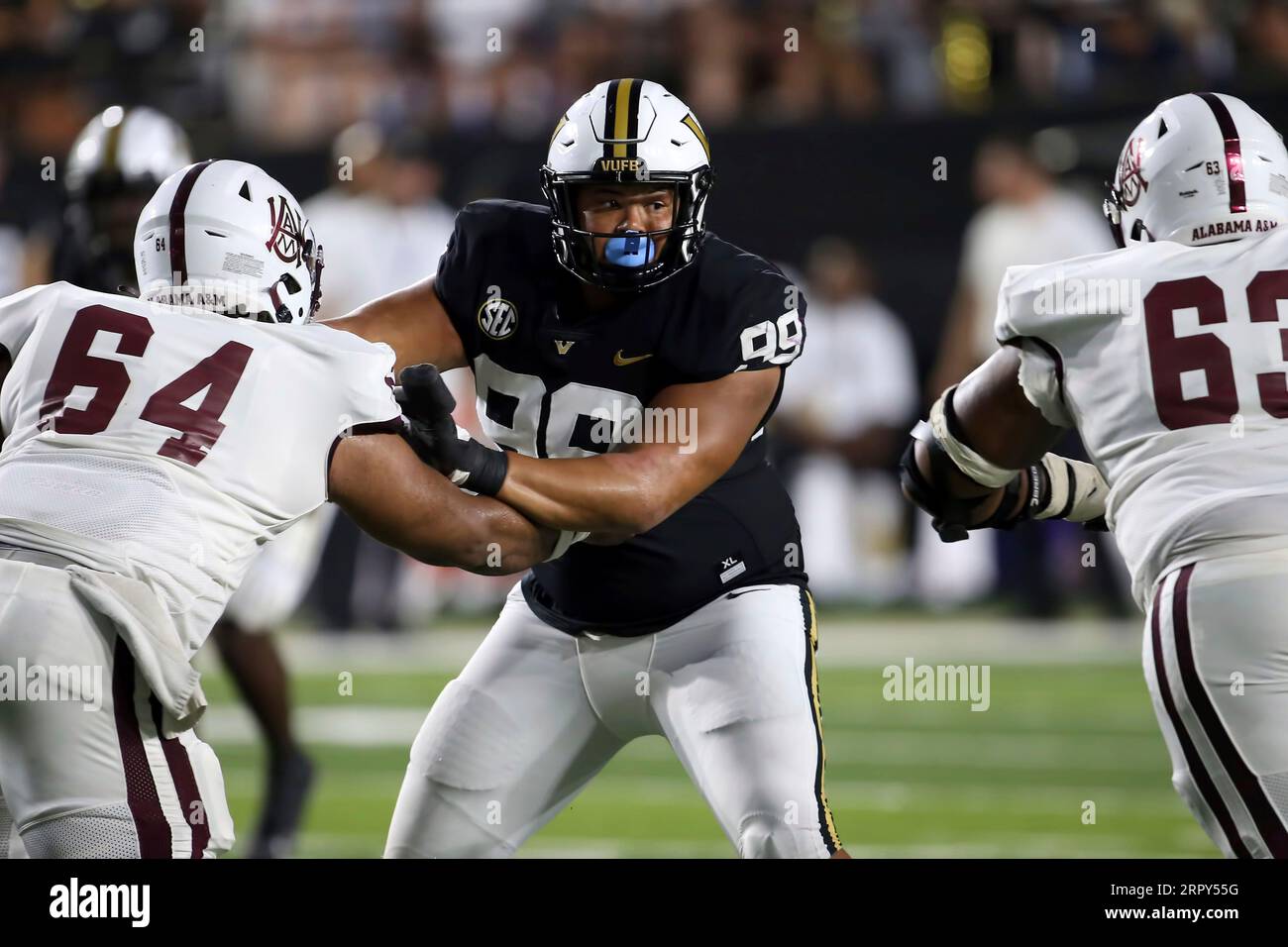 NASHVILLE, TN - SEPTEMBER 02: Vanderbilt Commodores defensive lineman ...