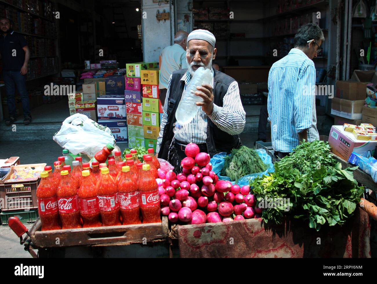 200617 -- GAZA, June 17, 2020 Xinhua -- A Palestinian vendor sells ...