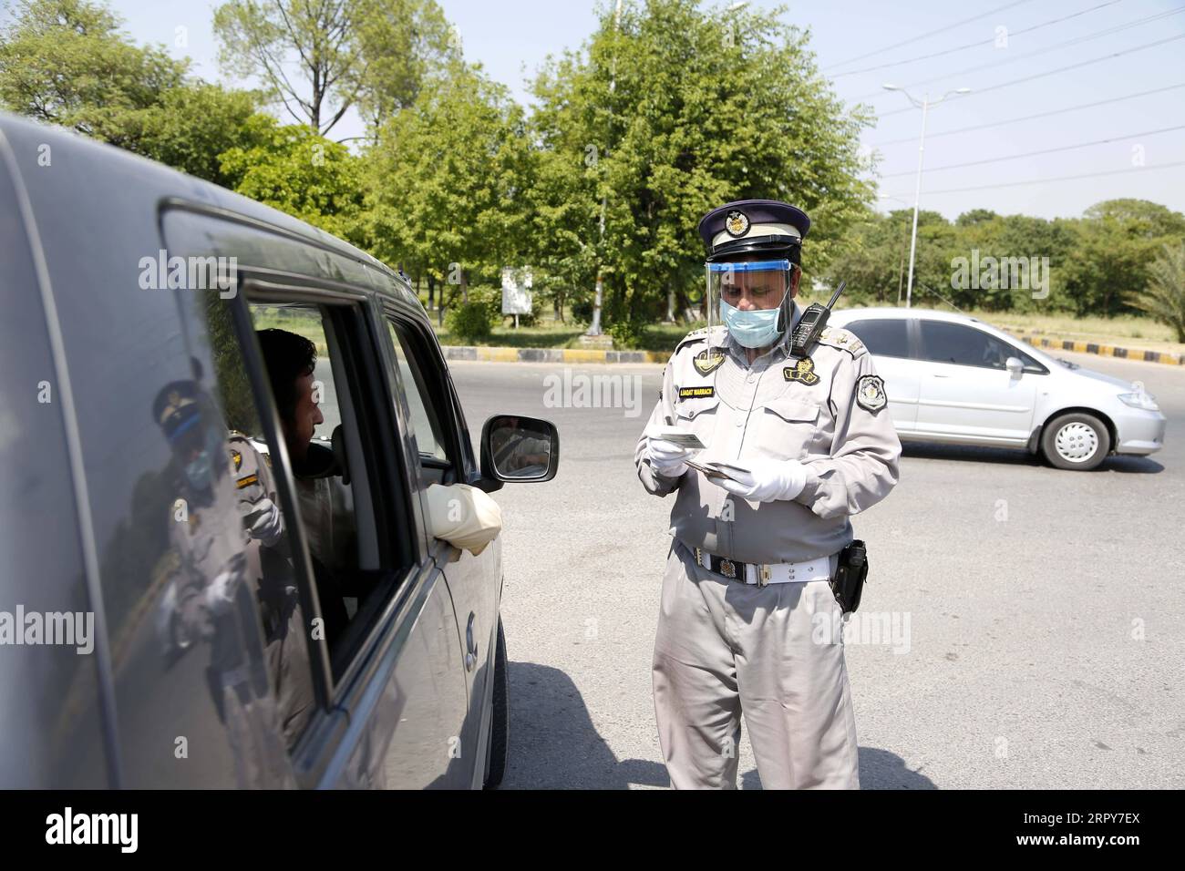 200618 -- ISLAMABAD, June 18, 2020 -- A traffic policeman R wearing a ...