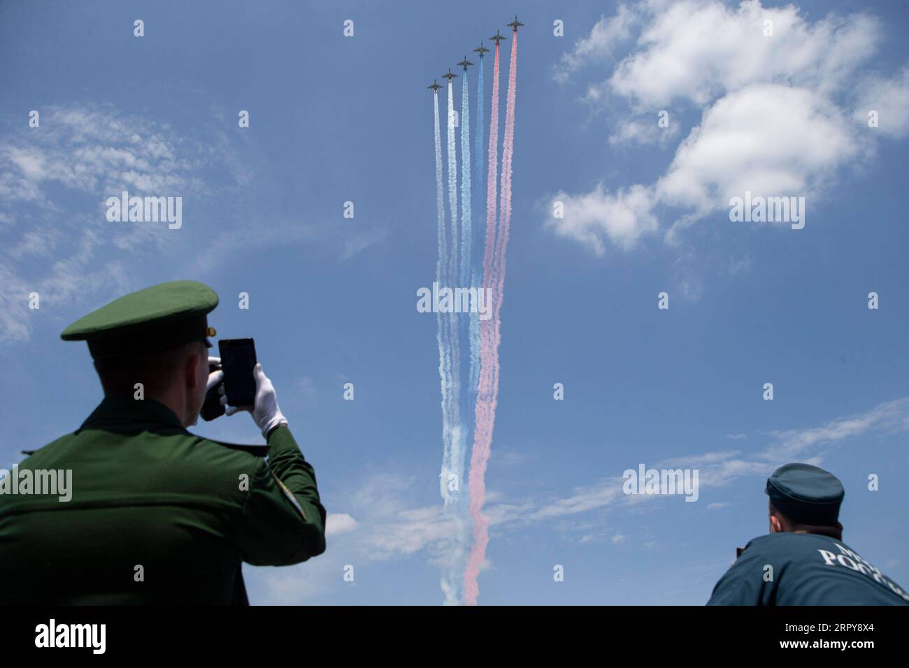 200620 -- MOSCOW, June 20, 2020 Xinhua -- Su-25 jets leave a trail of ...