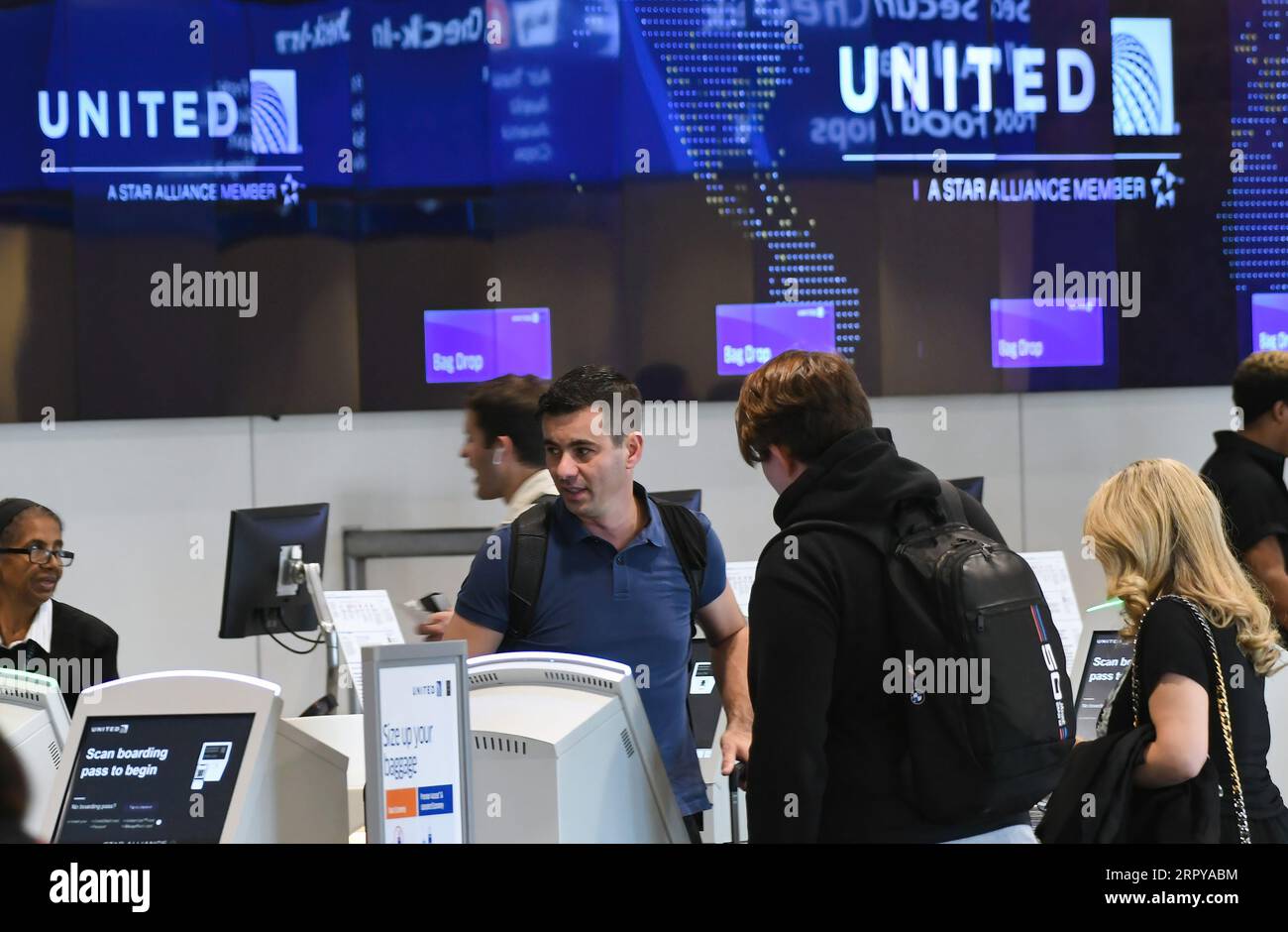 United airlines check in counter hi-res stock photography and images ...