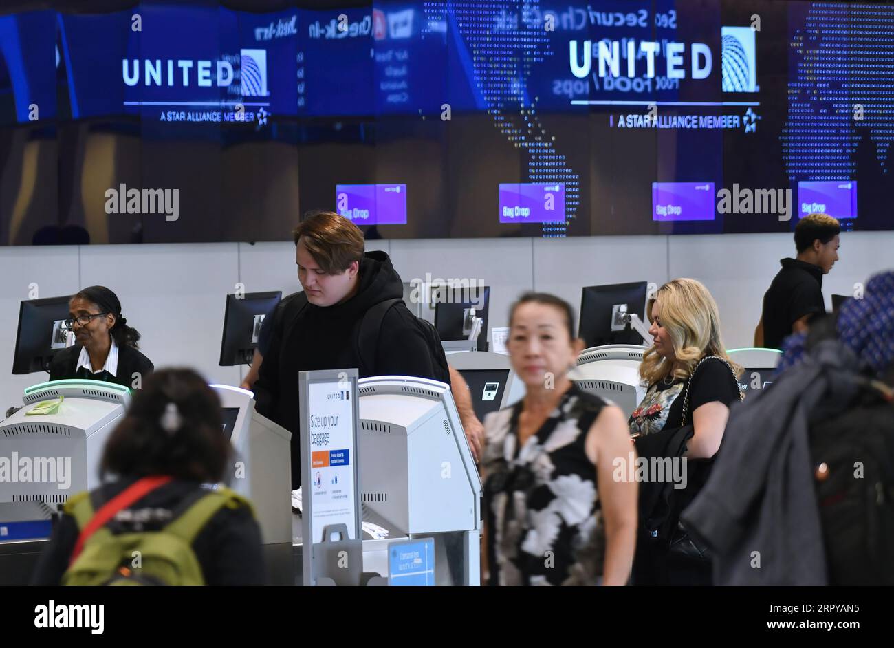 United airlines check in counter hi-res stock photography and images ...