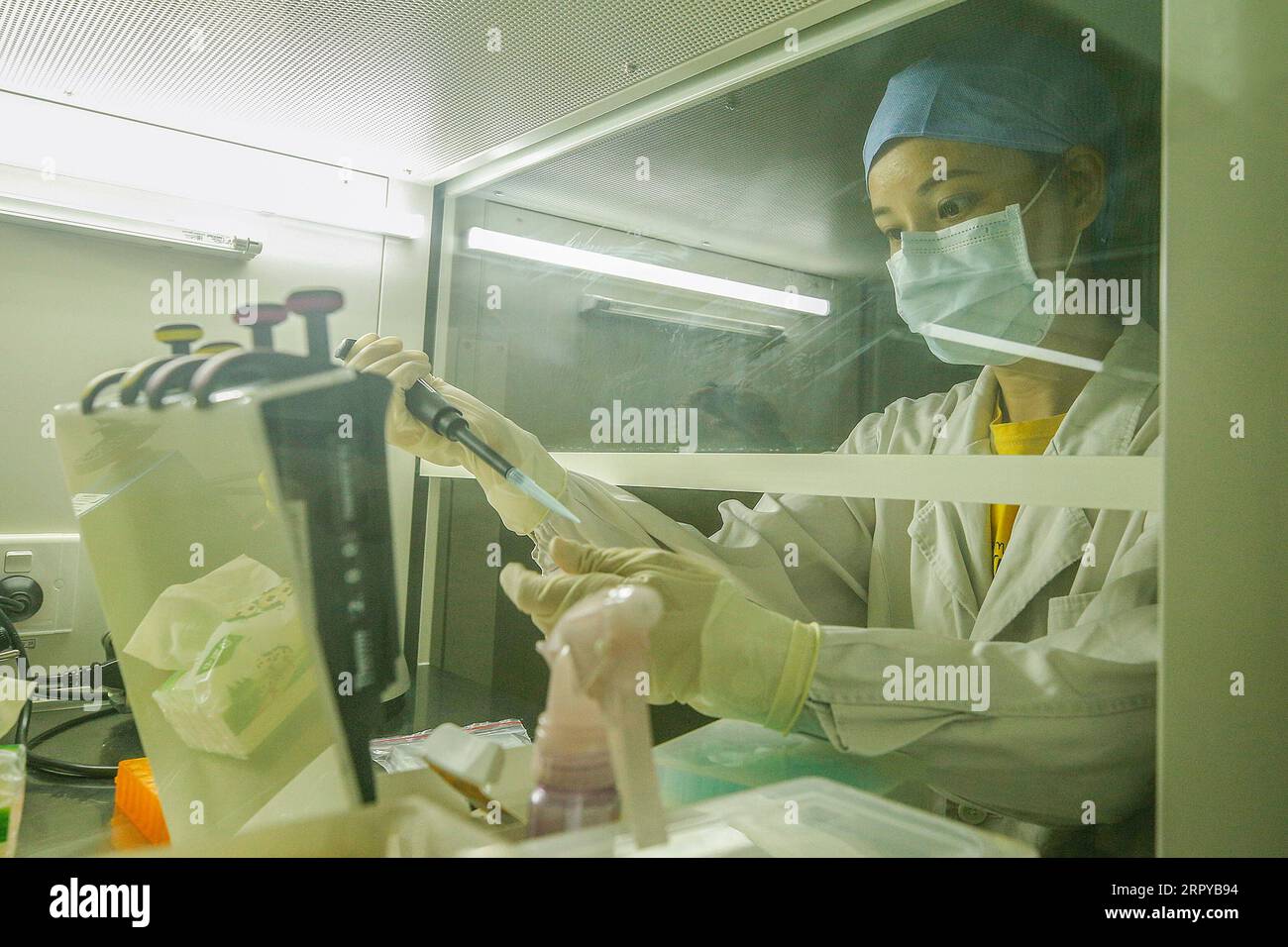 200623 -- BEIJING, June 23, 2020 -- Medical worker Luo Yan prepares ...