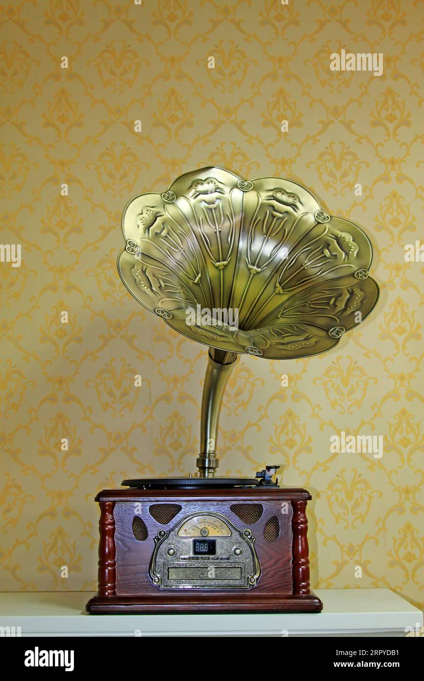 Old phonograph hi-res stock photography and images - Alamy