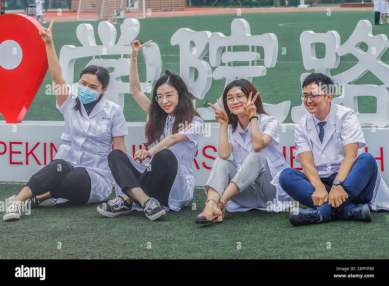 200629 -- BEIJING, June 29, 2020 -- Graduates pose for photos after the ...