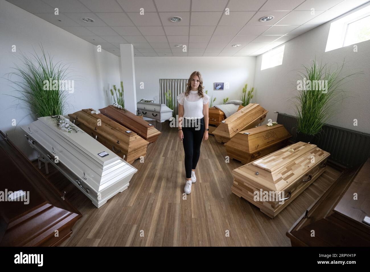 Geislingen An Der Steige, Germany. 16th Aug, 2023. Mortician Emily ...