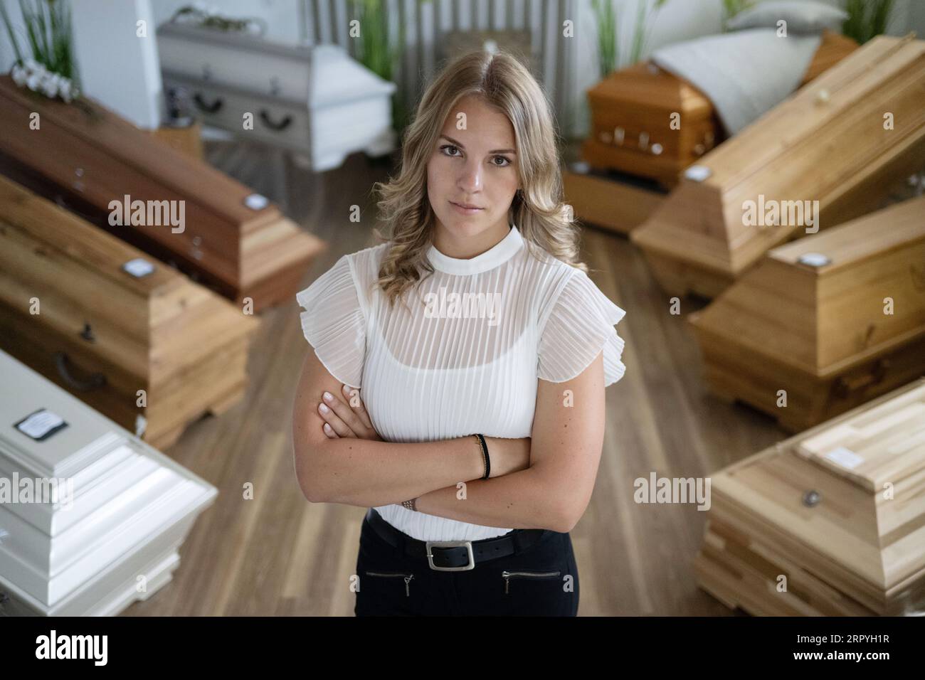 Geislingen An Der Steige, Germany. 16th Aug, 2023. Mortician Emily ...
