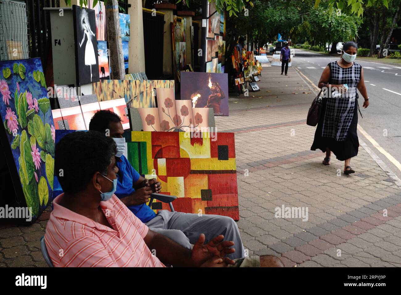 200704 -- COLOMBO, July 4, 2020 -- Artists are seen with their artworks ...