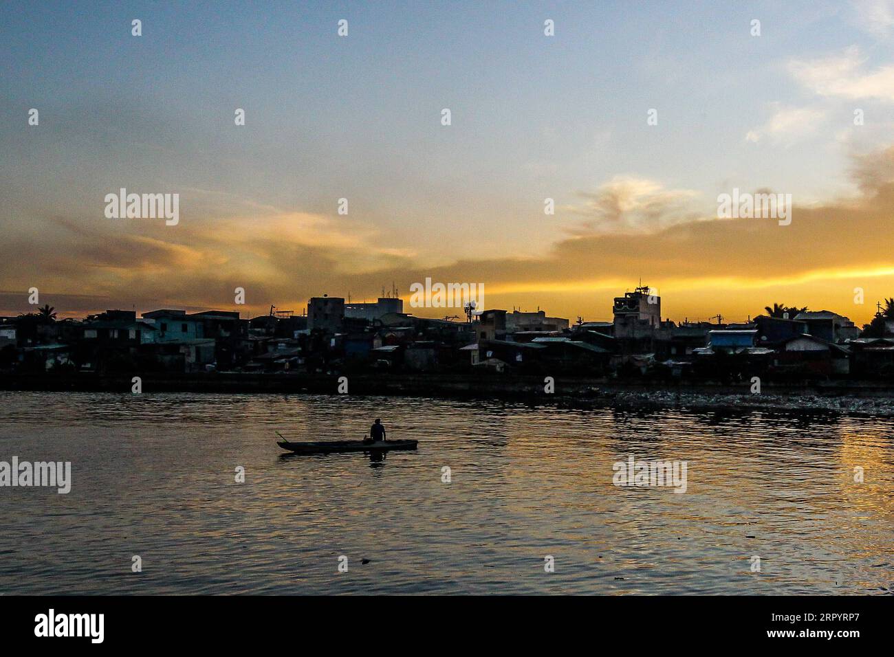 Fisherman fishing in manila bay hi-res stock photography and images - Alamy