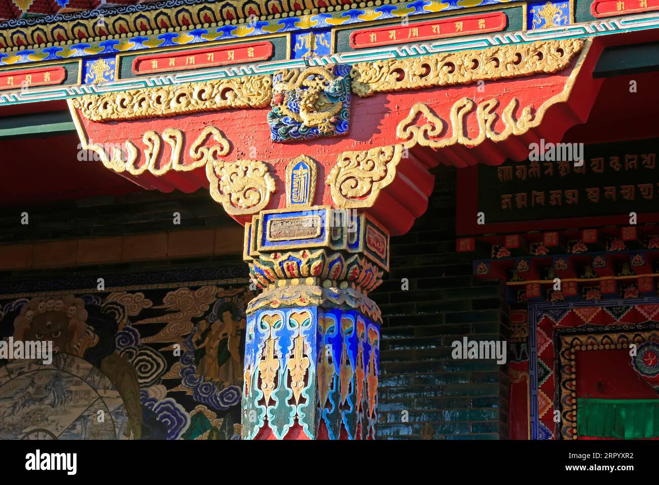 Traditional Chinese architecture, Painted pillars, closeup of photo ...