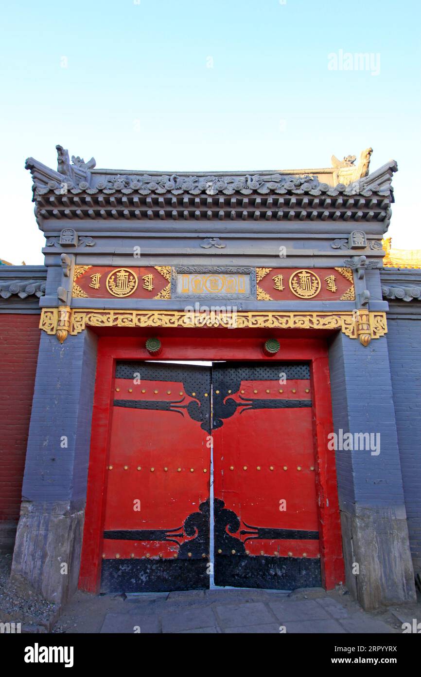Photo ancient chinese entrance door hi-res stock photography and images ...
