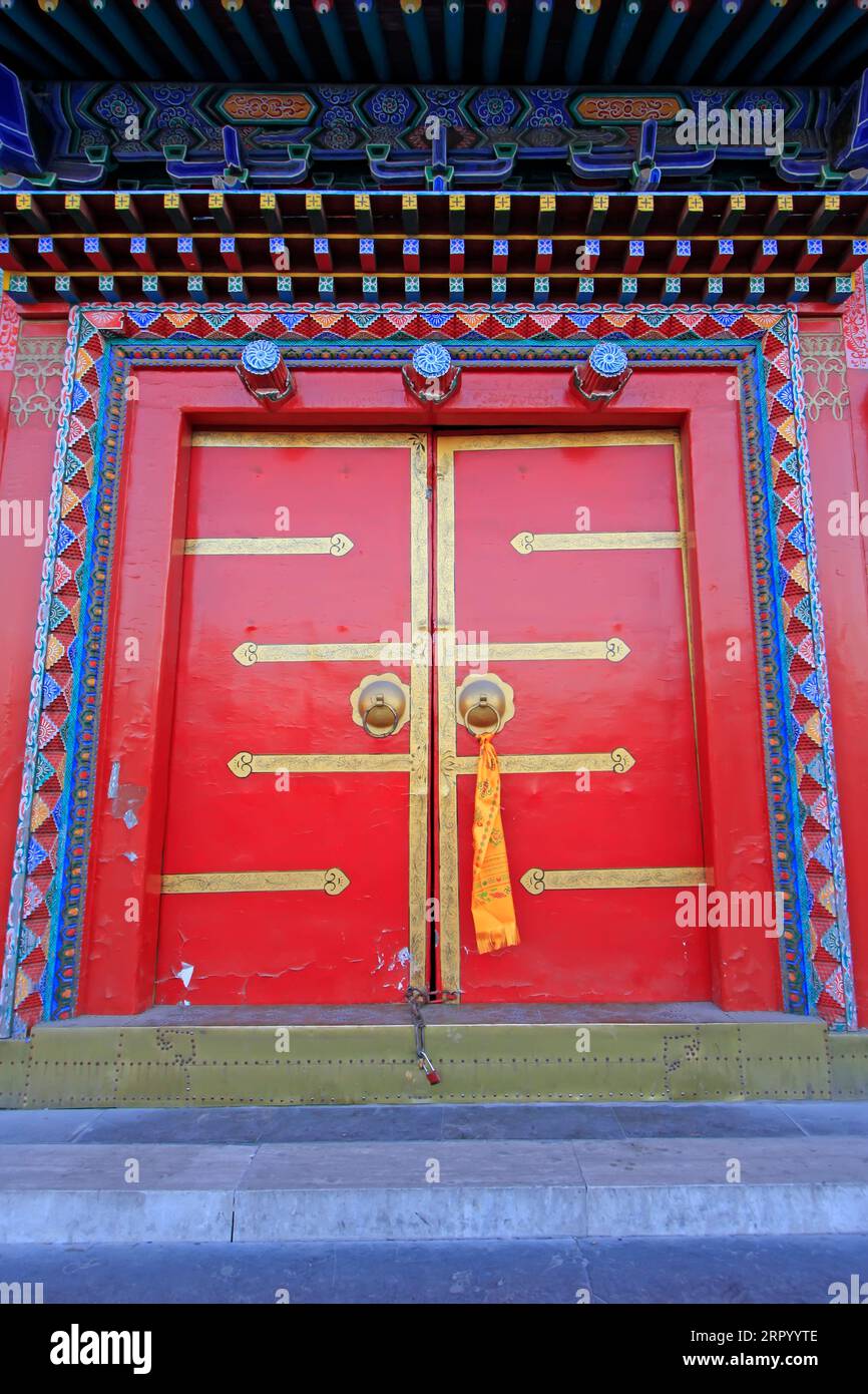 Photo ancient chinese entrance door hi-res stock photography and images ...