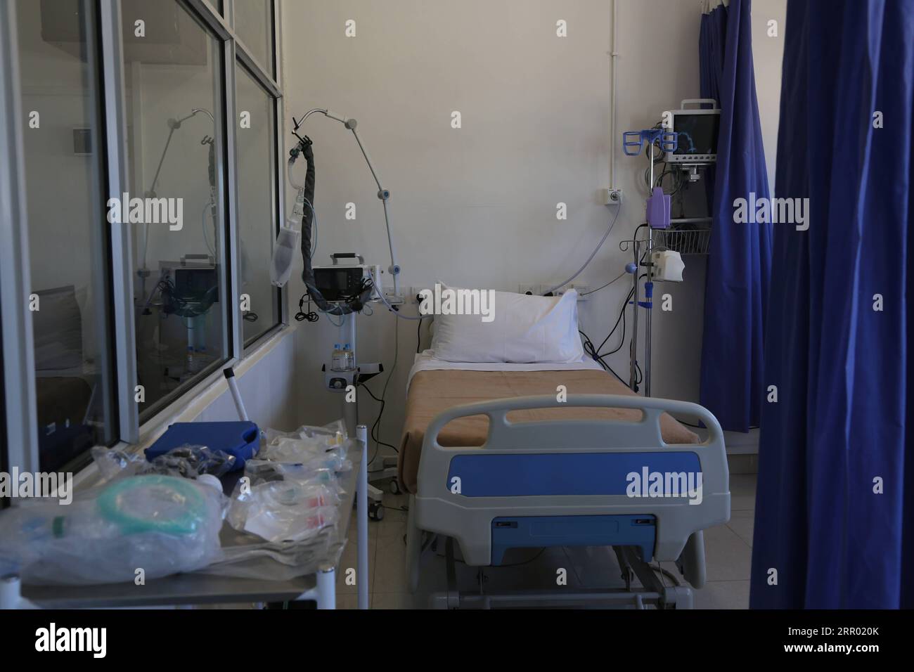 Covid icu china hi-res stock photography and images - Alamy