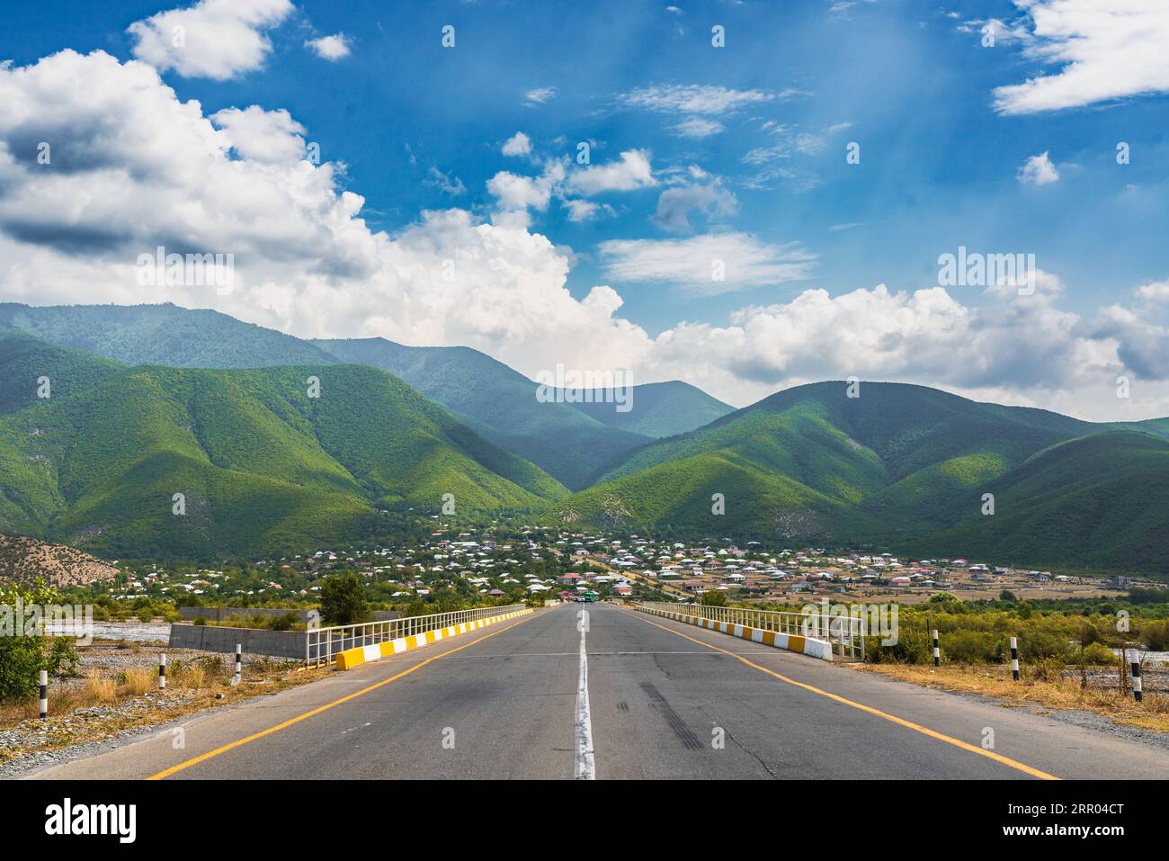 Beautiful empty mountain roadway hi-res stock photography and images ...