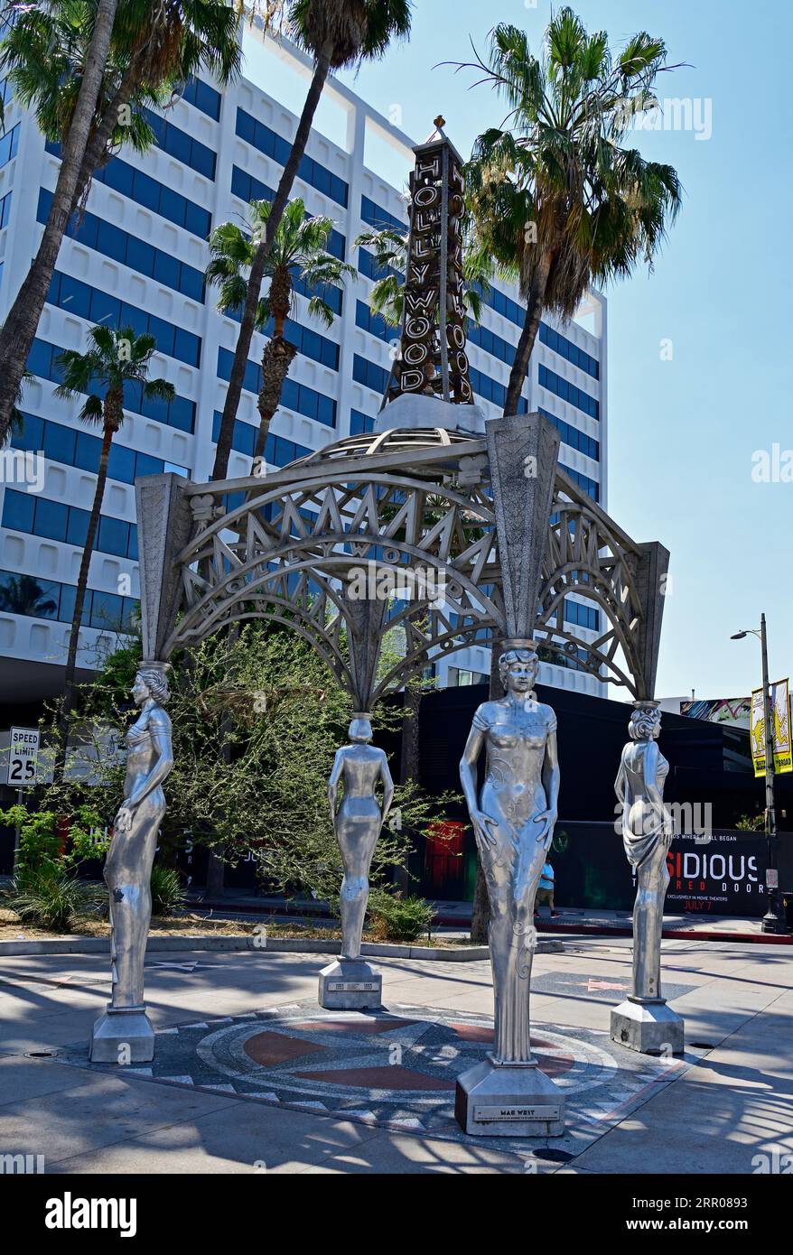 Hollywood Blvd - Buildings, statue and Supermarket Stock Photo - Alamy