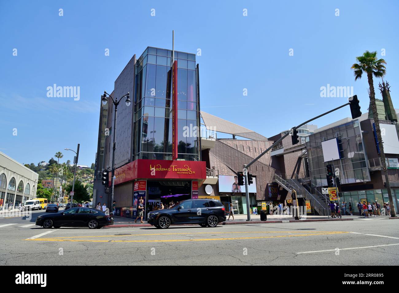 Hollywood Blvd - Buildings, statue and Supermarket Stock Photo - Alamy