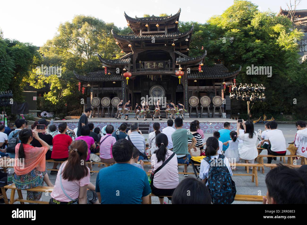 200802 -- YONGSHUN, Aug. 2, 2020 -- Tourists watch a performance at the ...