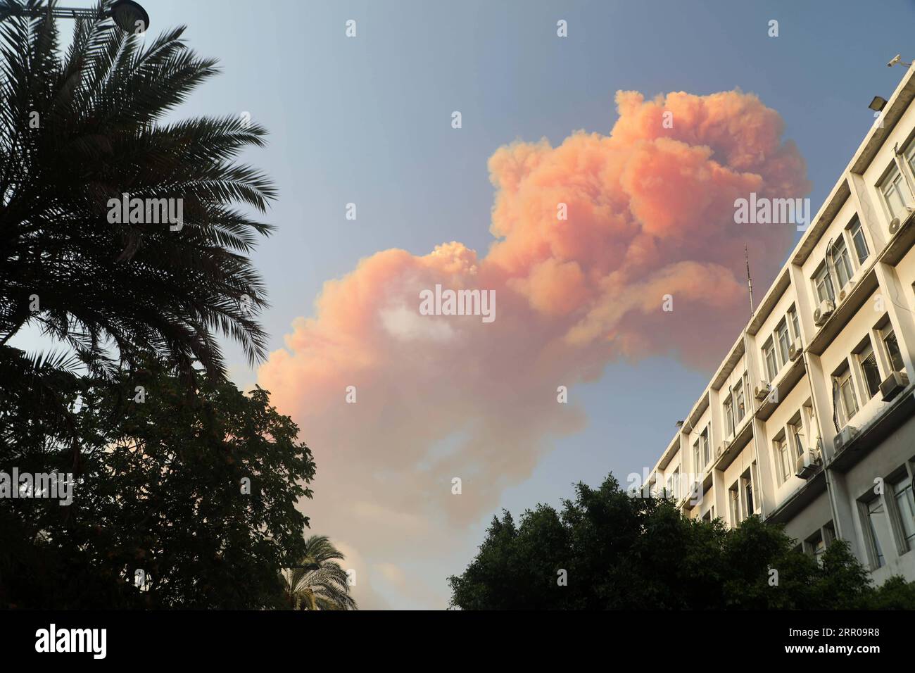 200804 -- BEIRUT, Aug. 4, 2020 Xinhua -- Pink smoke rises following the ...
