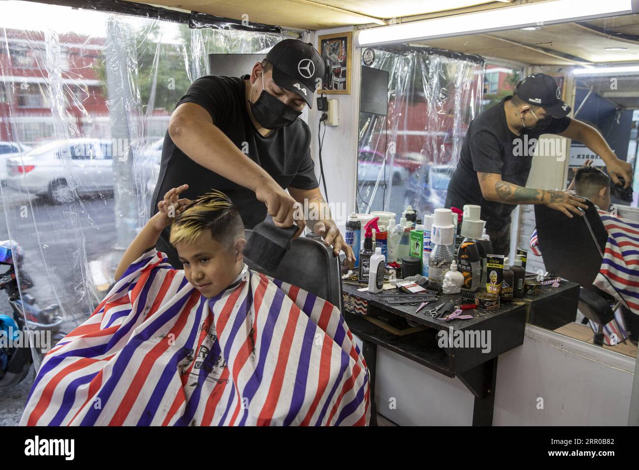200807 -- MEXICO CITY, Aug. 7, 2020 Xinhua -- Mexican barber Gerardo ...