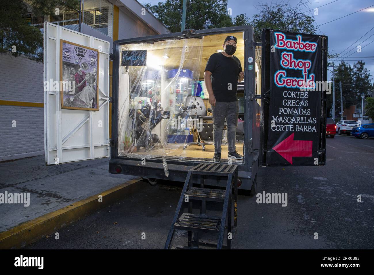 200807 -- MEXICO CITY, Aug. 7, 2020 Xinhua -- Mexican barber Gerardo ...