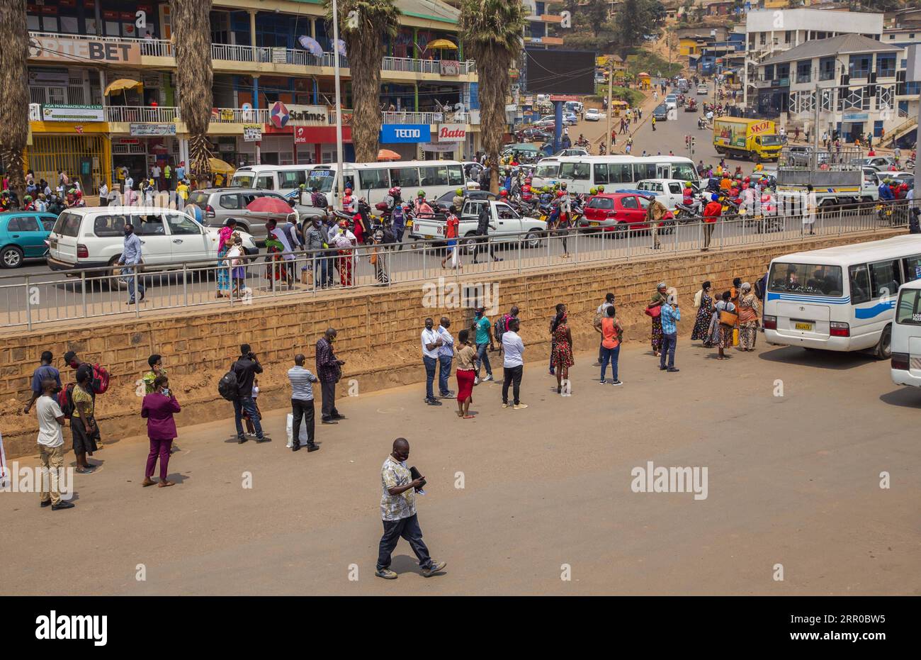 200808 -- KIGALI, Aug. 8, 2020 -- Passengers wait for buses in Kigali ...