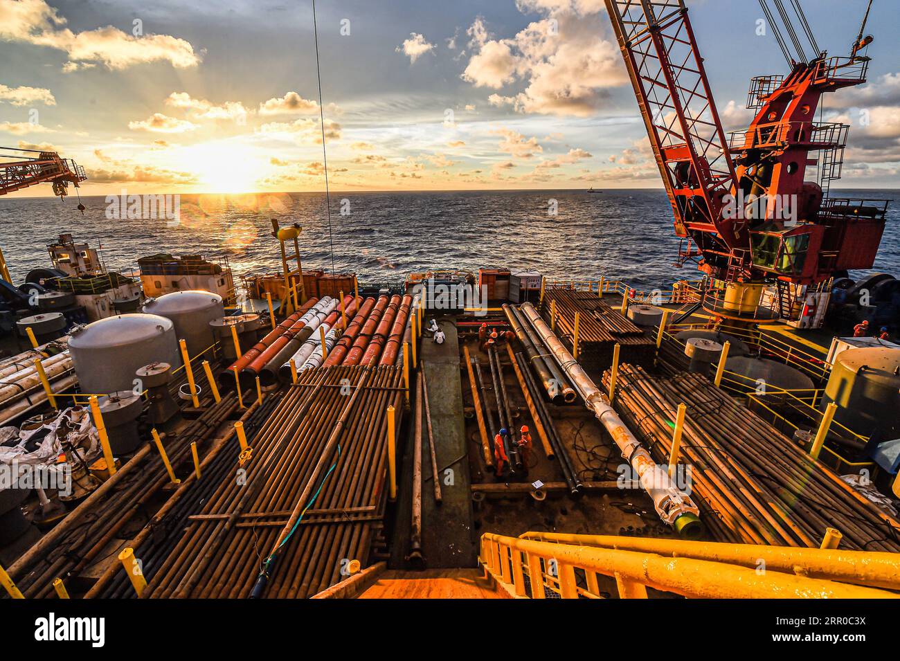 Well deck operation hi-res stock photography and images - Alamy