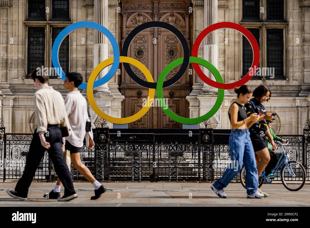 PARIS - The Olympic rings in front of the Hôtel de ville de Paris, the ...