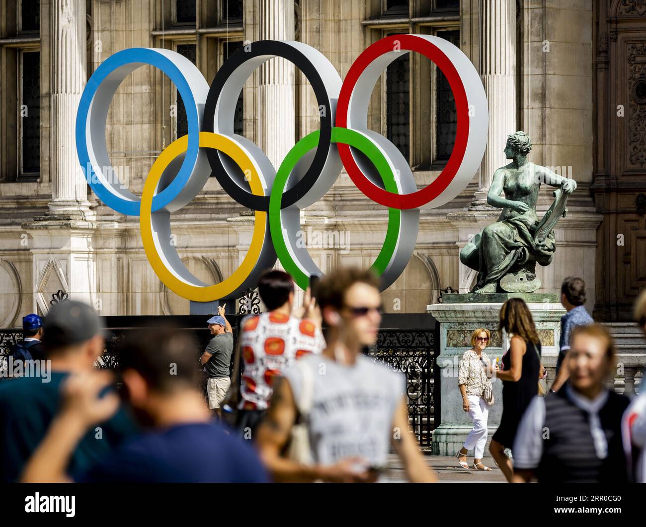 PARIS - The Olympic rings in front of the Hôtel de ville de Paris, the ...
