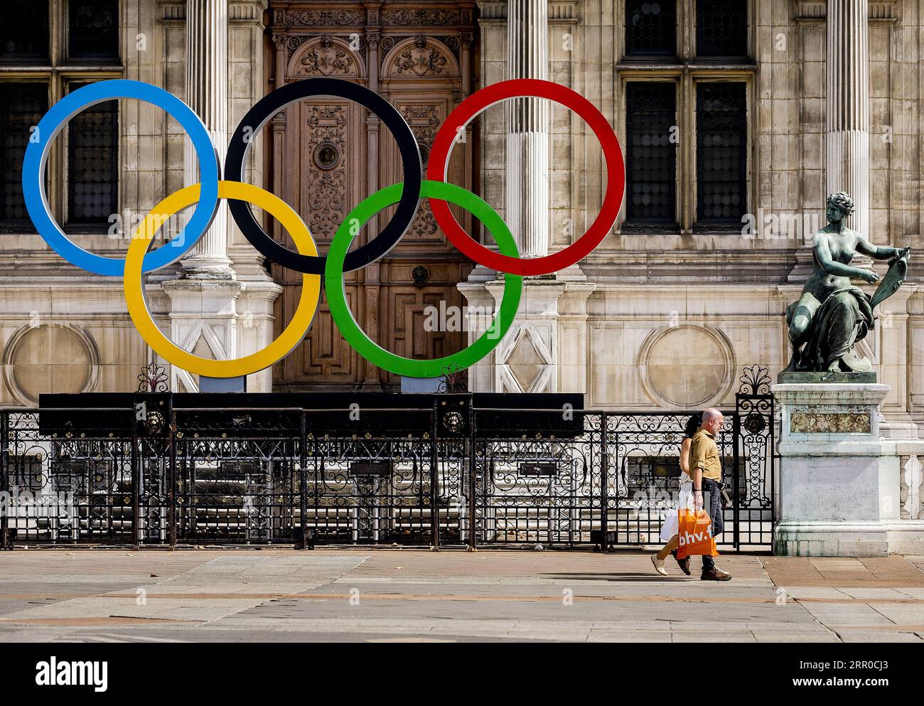 PARIS - The Olympic rings in front of the Hôtel de ville de Paris, the ...