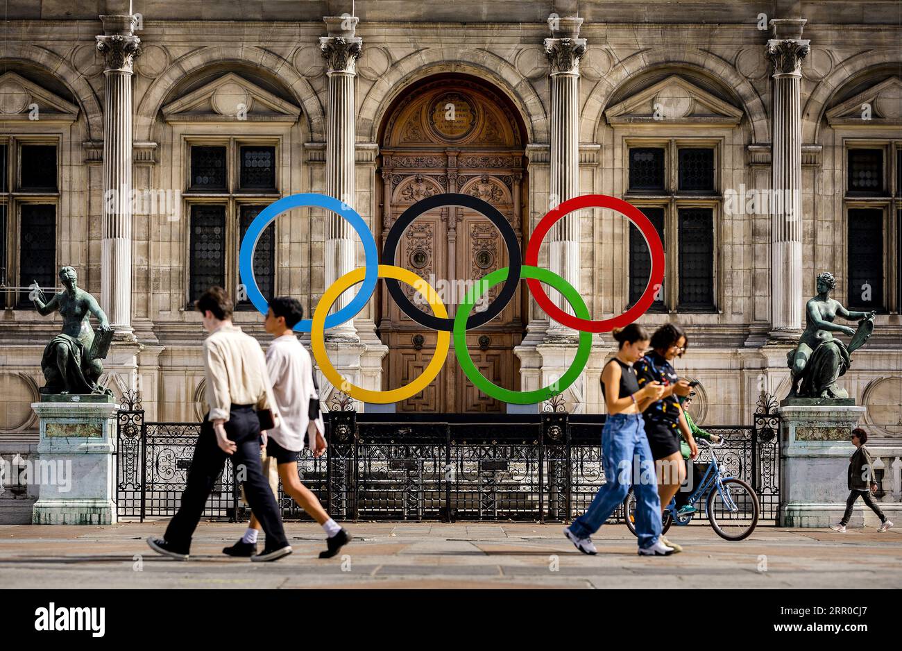 PARIS - The Olympic rings in front of the Hôtel de ville de Paris, the ...