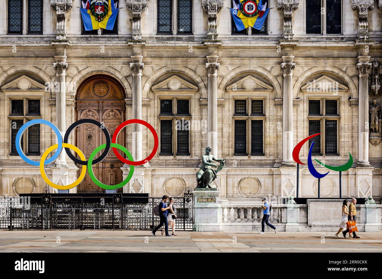 PARIS - The Olympic rings in front of the Hôtel de ville de Paris, the ...
