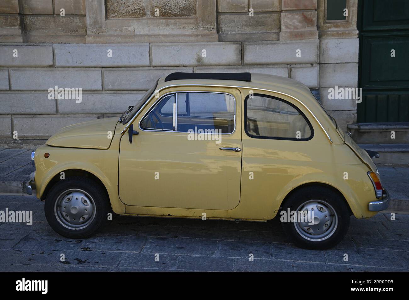 Rusty fiat 500 hi-res stock photography and images - Alamy