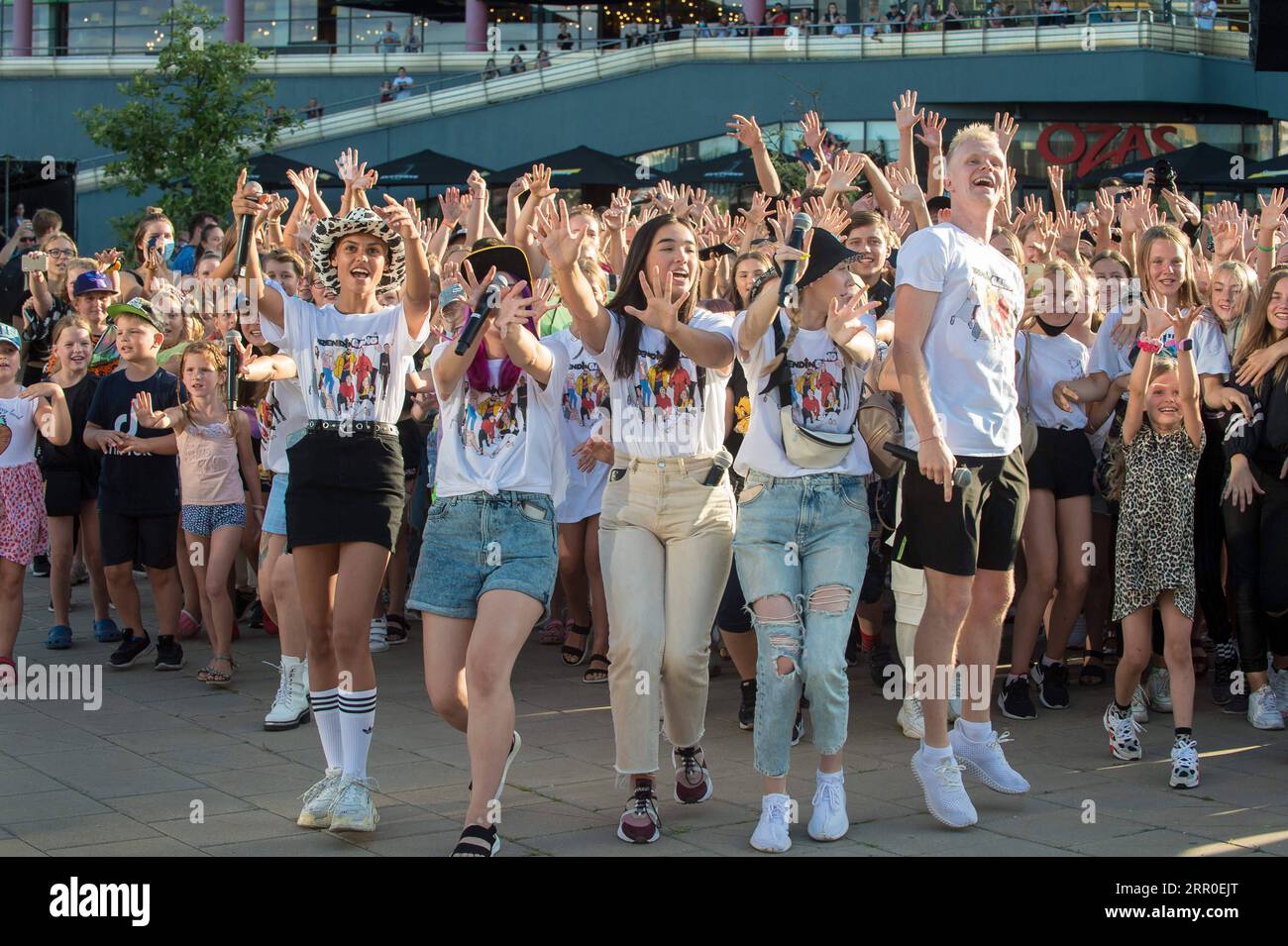 200811 -- VILNIUS, Aug. 11, 2020 Xinhua -- Members of local social ...