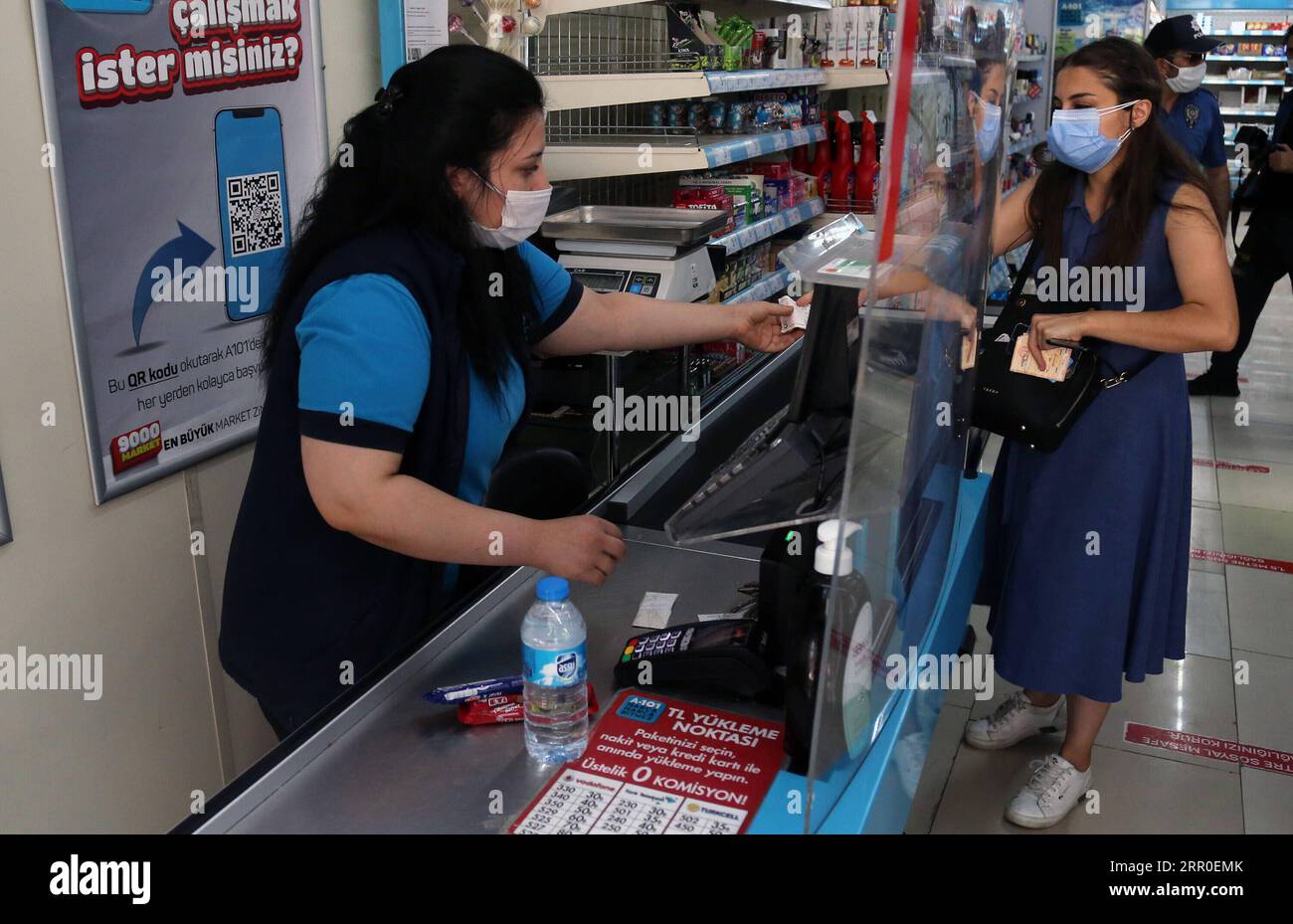 Supermarket cashier 2020 hi-res stock photography and images - Alamy