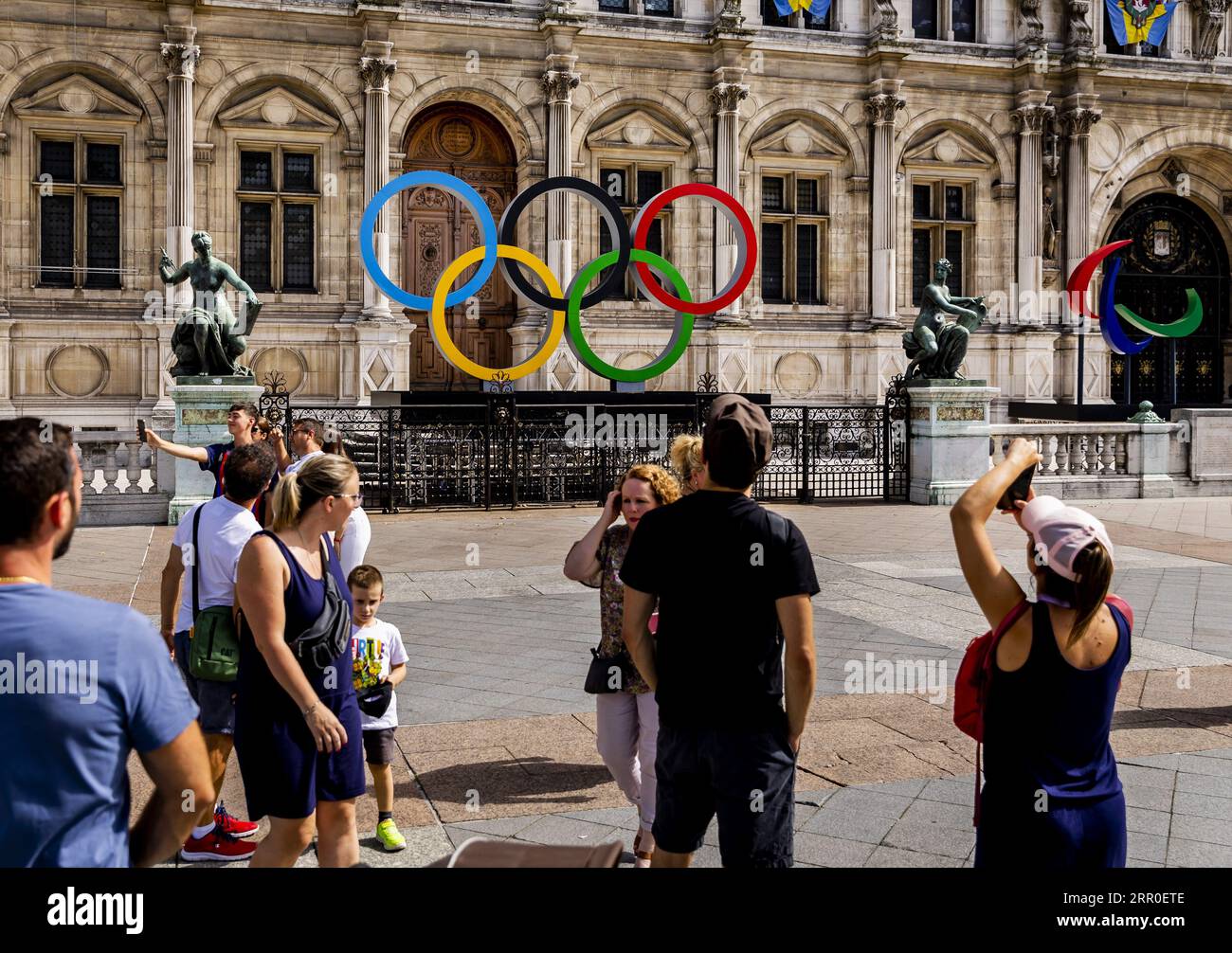 PARIS - The Olympic rings in front of the Hôtel de ville de Paris, the ...
