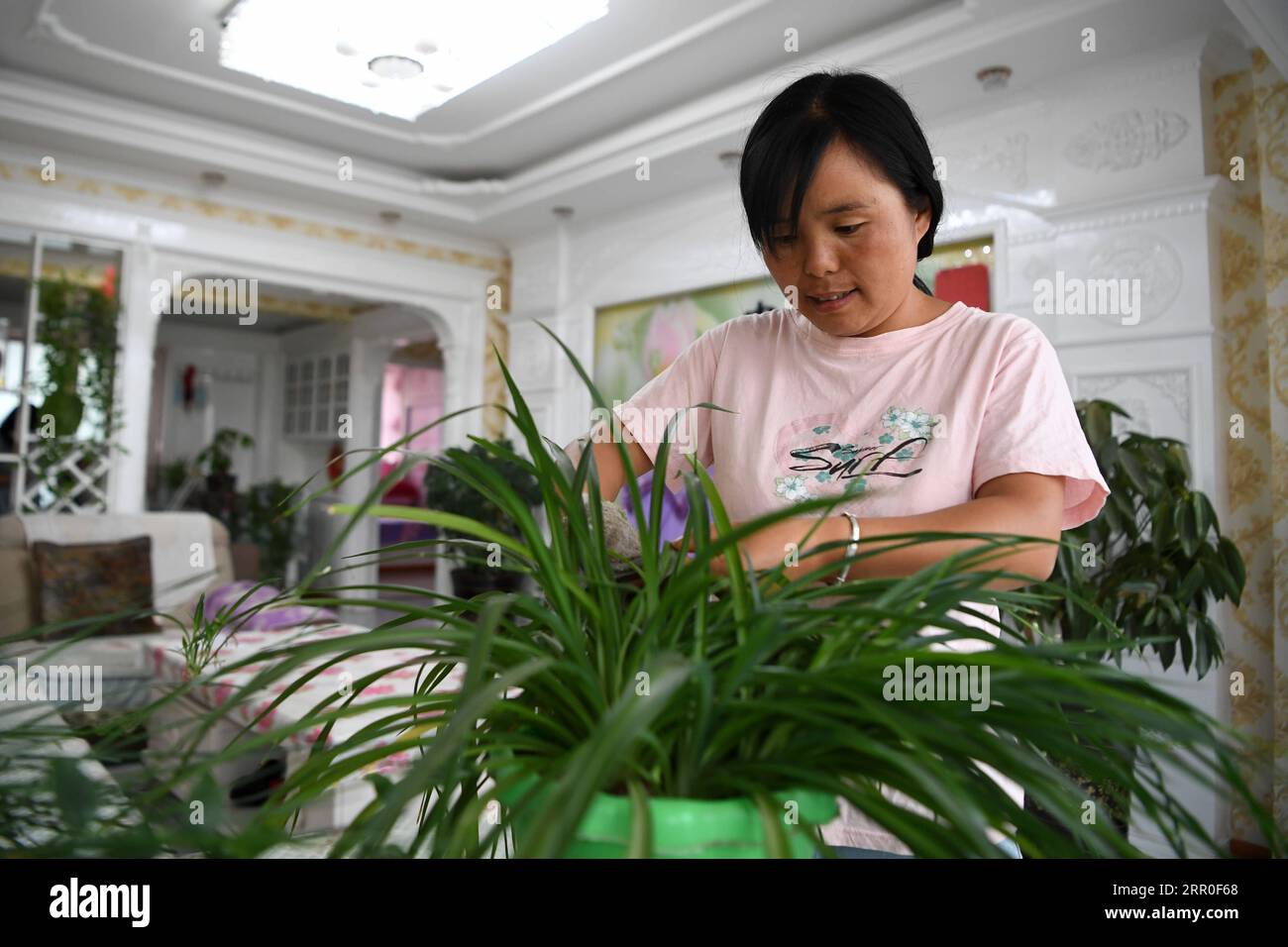 200812 -- LINXIA, Aug. 12, 2020 -- Villager Yang Ximei does household ...