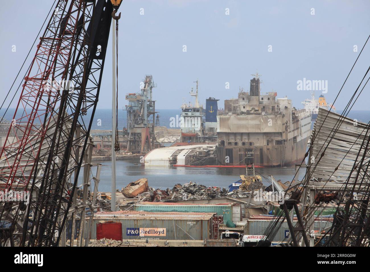 Damaged ships hi-res stock photography and images - Alamy