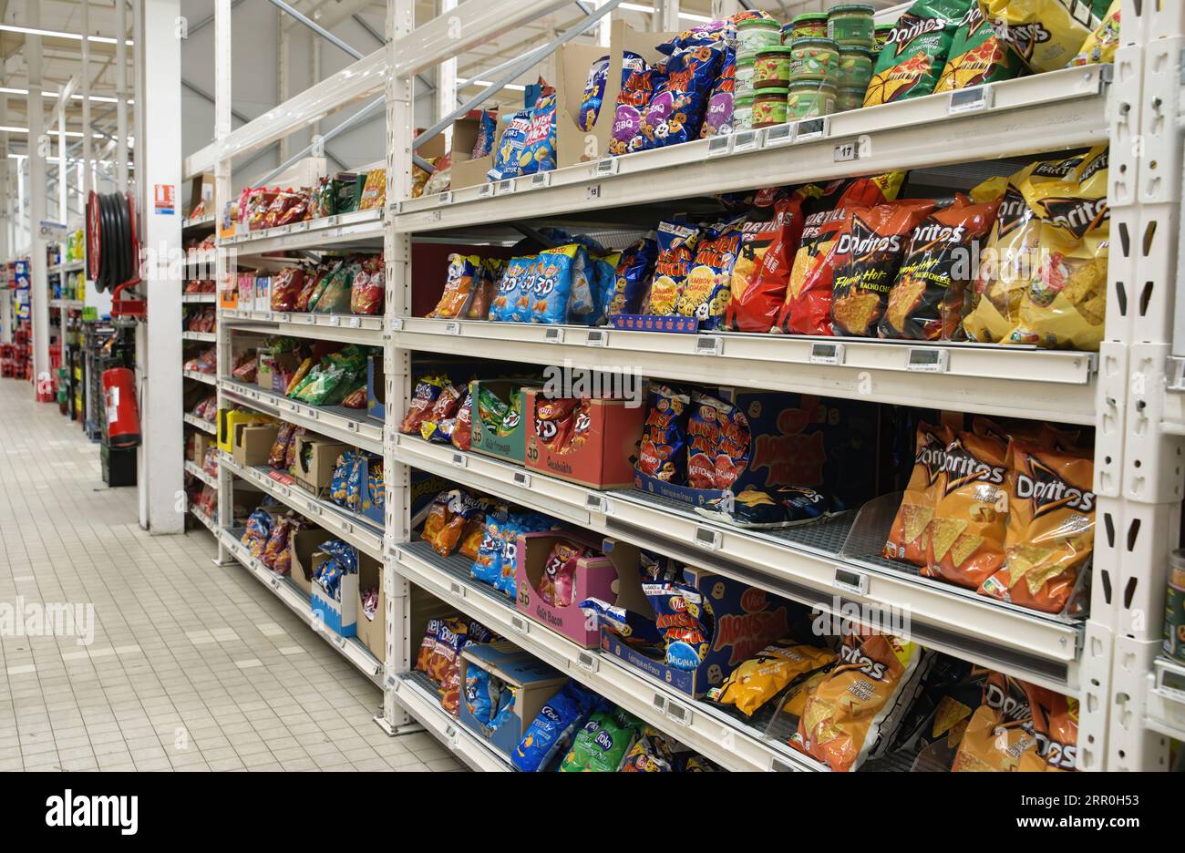 Crisps display in supermarket hi-res stock photography and images - Alamy