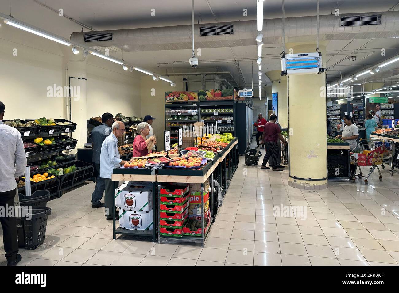 Customers in a supermarket in Mumbai, Maharashtra, India Stock Photo ...