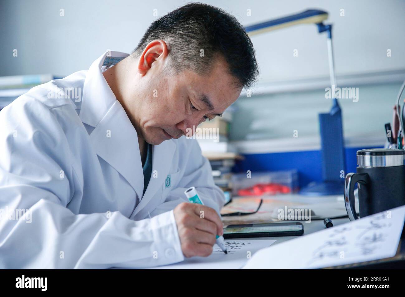 Working mother arrived home hi-res stock photography and images - Alamy