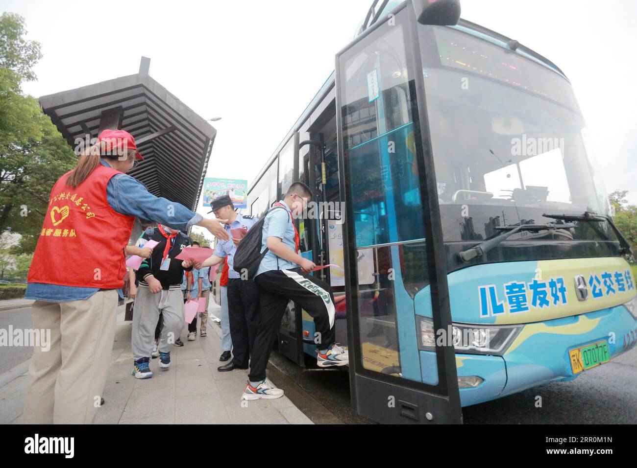 The parent-child bus provides services for primary school students to ...
