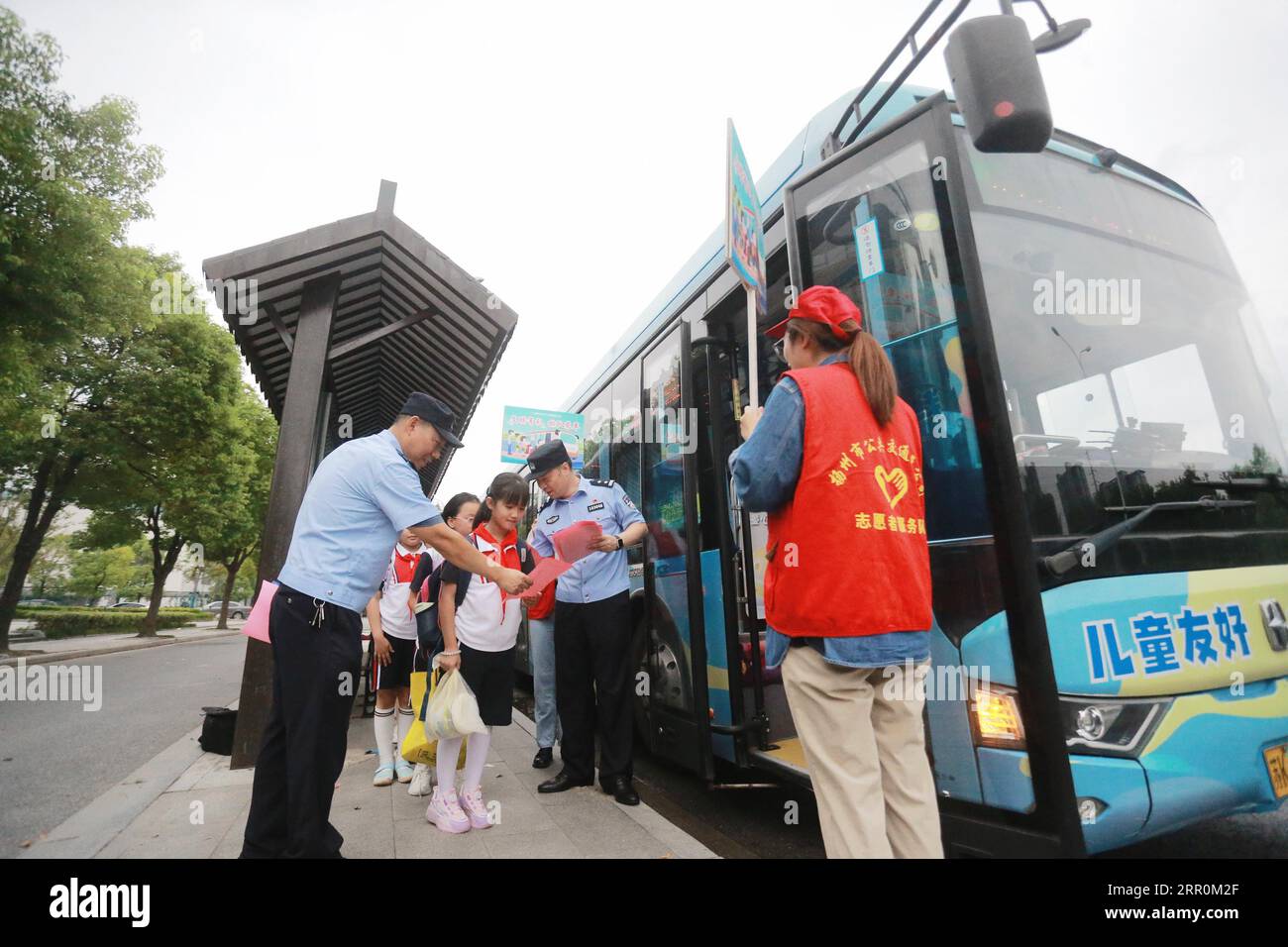 The parent-child bus provides services for primary school students to ...