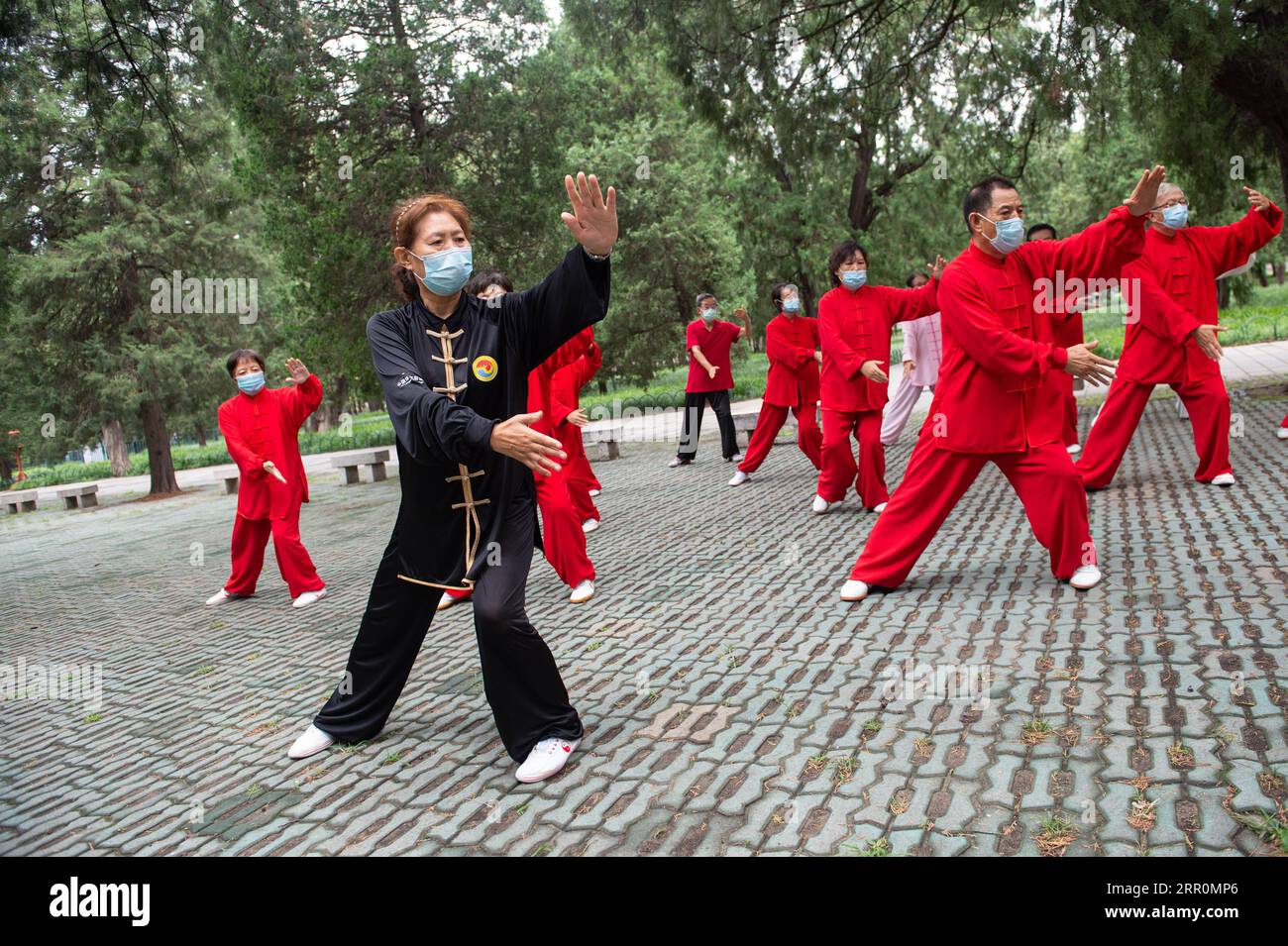 200820 -- BEIJING, Aug. 20, 2020 -- Yang Shuqin 2nd L teaches senior ...