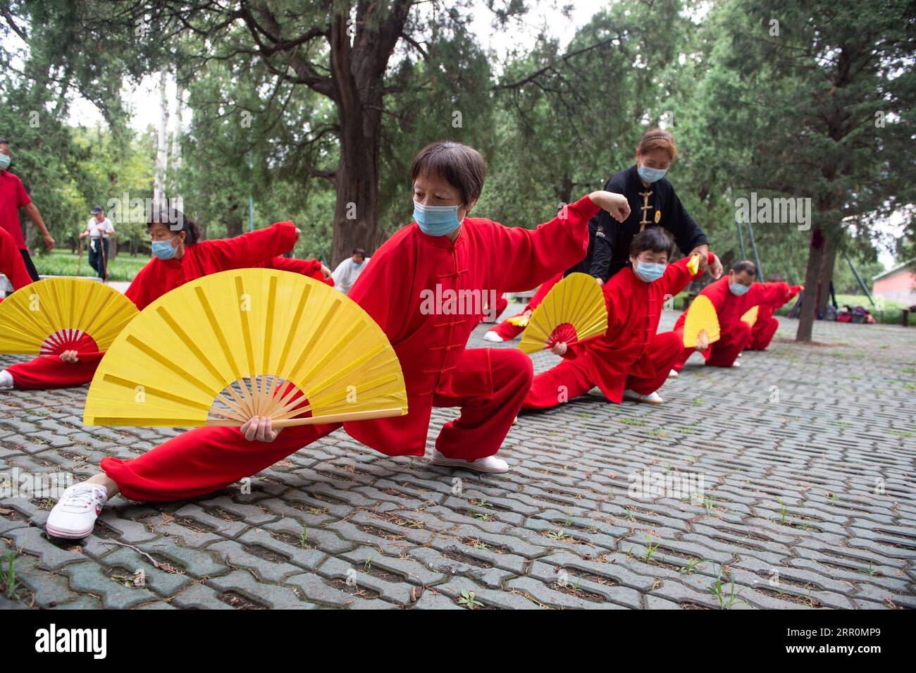 200820 -- BEIJING, Aug. 20, 2020 -- Senior people practice Taiji fan at ...