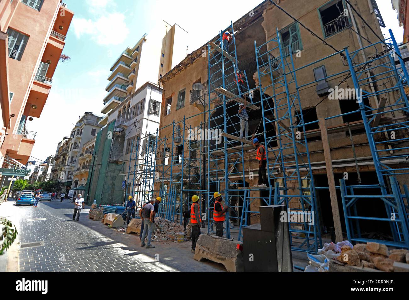 200821 -- BEIRUT, Aug. 21, 2020 -- Workers repair buildings damaged ...